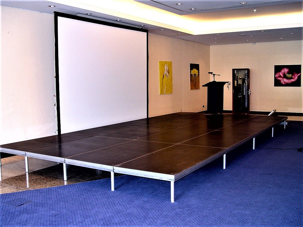 BÜHNE 8x6M H90-100CM MIT GELÄNDER | Music-Profis Company